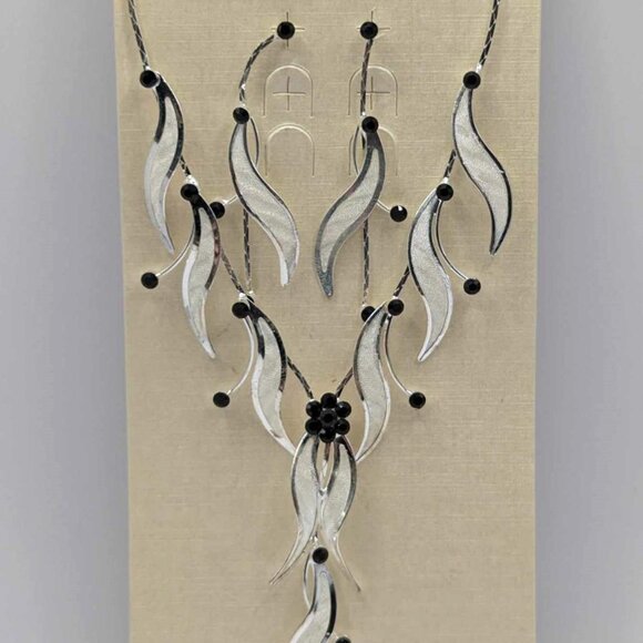 Christina Collection | Jewelry | Cascading Metal Mesh Feather Necklace ...
